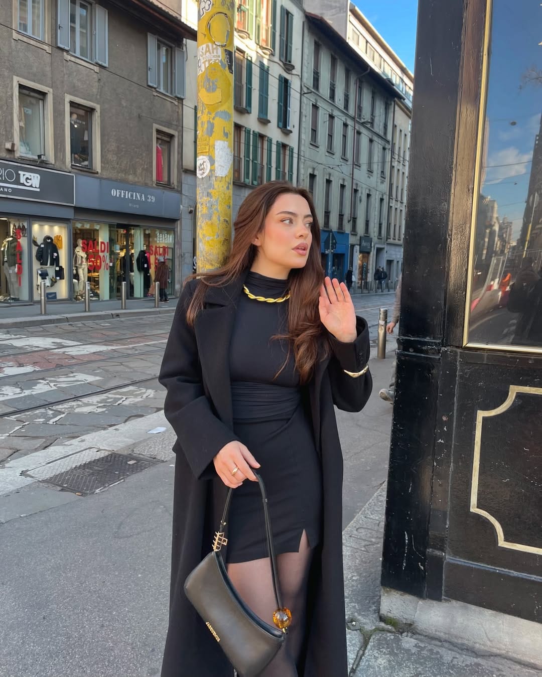 30+ All-Black Outfits That Prove Minimalist Fashion Is Anything But ...