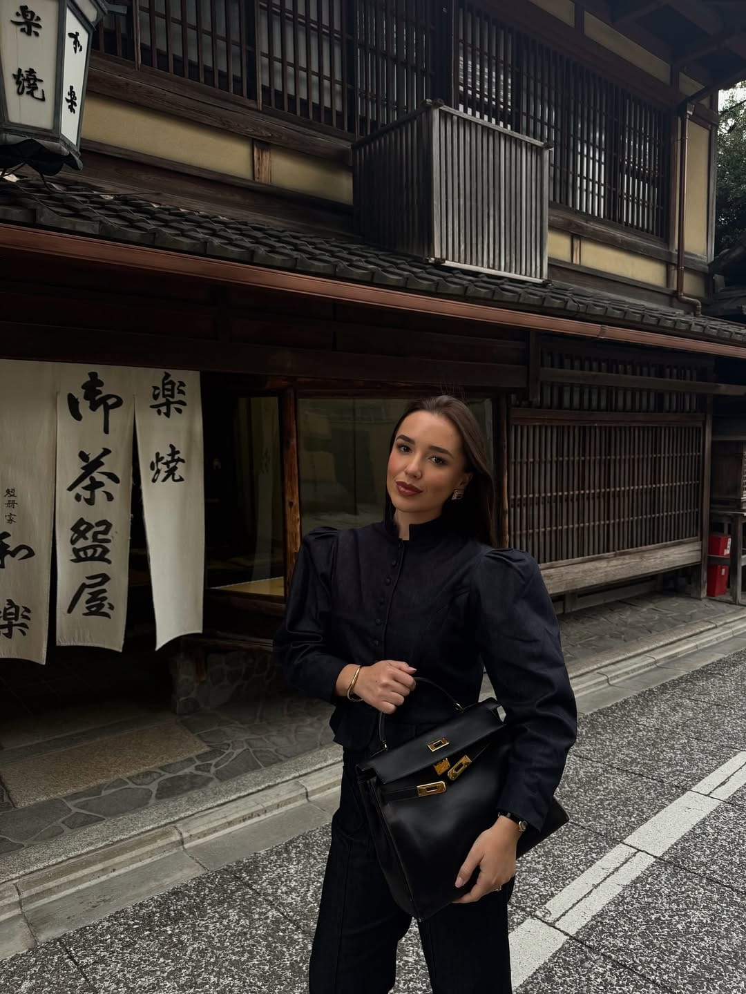 30+ All-Black Outfits That Prove Minimalist Fashion Is Anything But ...